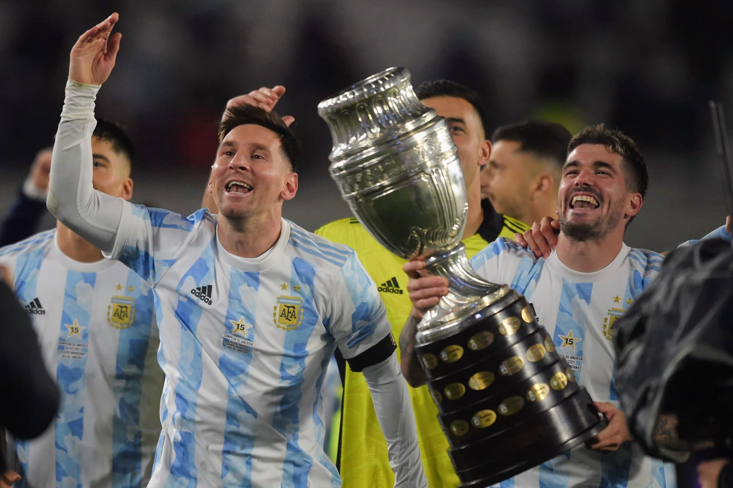 La selección dio la vuelta olímpica postergada por la pandemia ante su ... La selección dio la vuelta olímpica postergada por la pandemia ante su ...