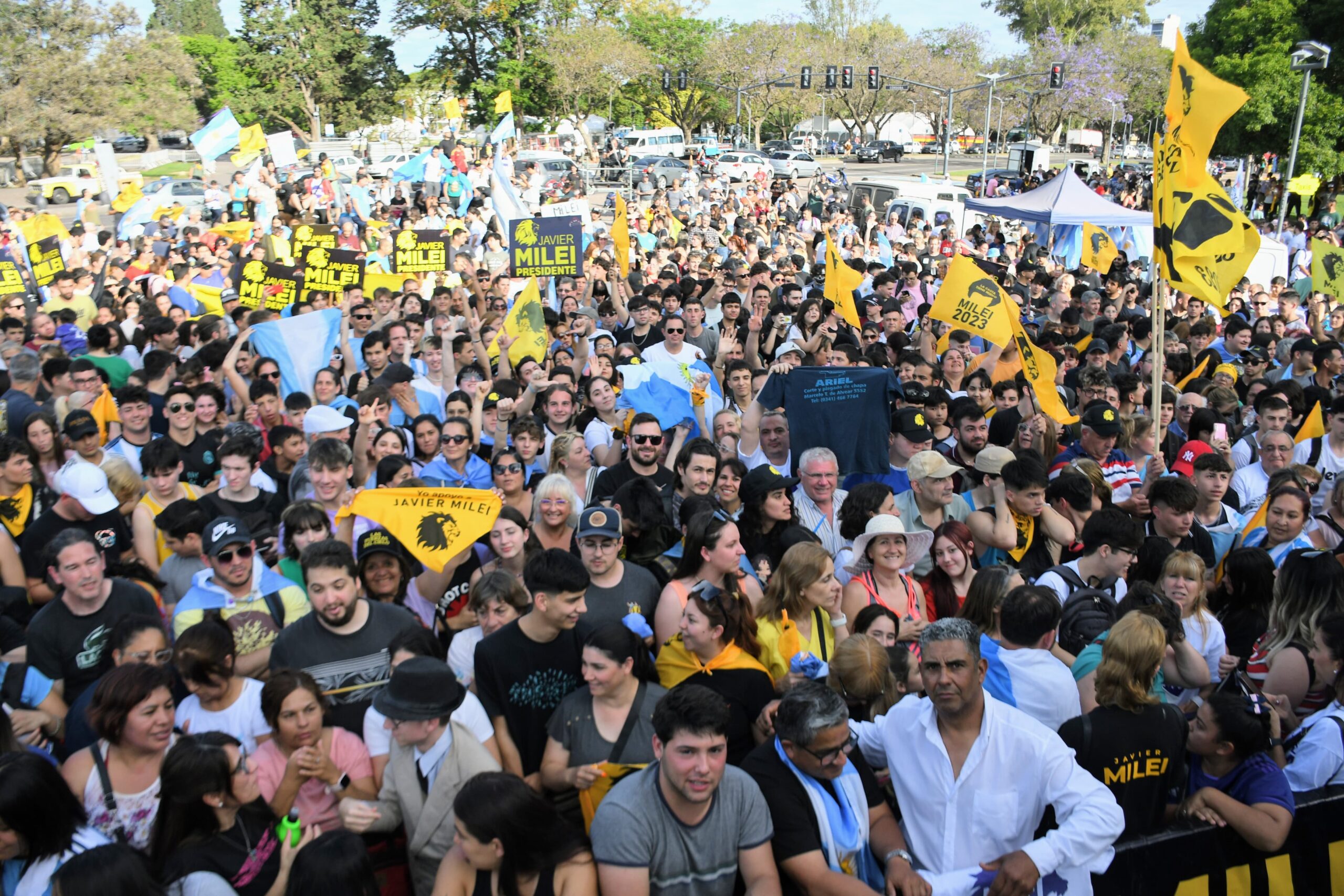 En Rosario Milei reunió a una multitud en el Monumento a la Bandera ...